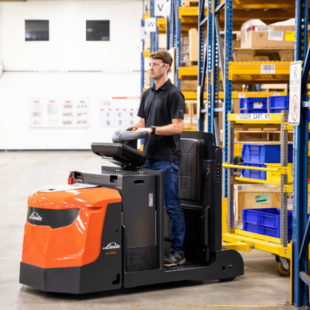 Linde Electric Center Ride Tow Tractor - Fraza